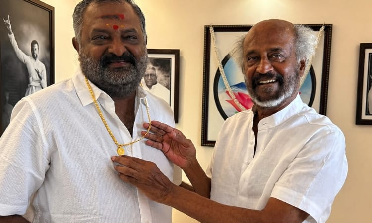 'படையப்பா' பட தயாரிப்பாளர் தேனப்பனுக்கு 5 சவரன் தங்க சங்கிலி பரிசளித்த ...