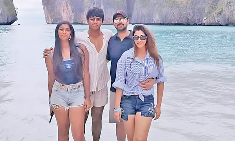 Actor Srikanth went on a trip to Bangkok with his family ...