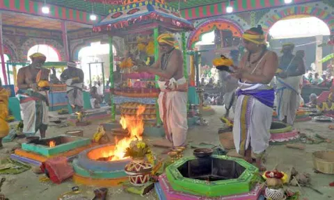 பொள்ளாச்சியில் முன்னேற்பாடுகள் தீவிரம்-மாரியம்மன் கோவிலில் இன்று ...