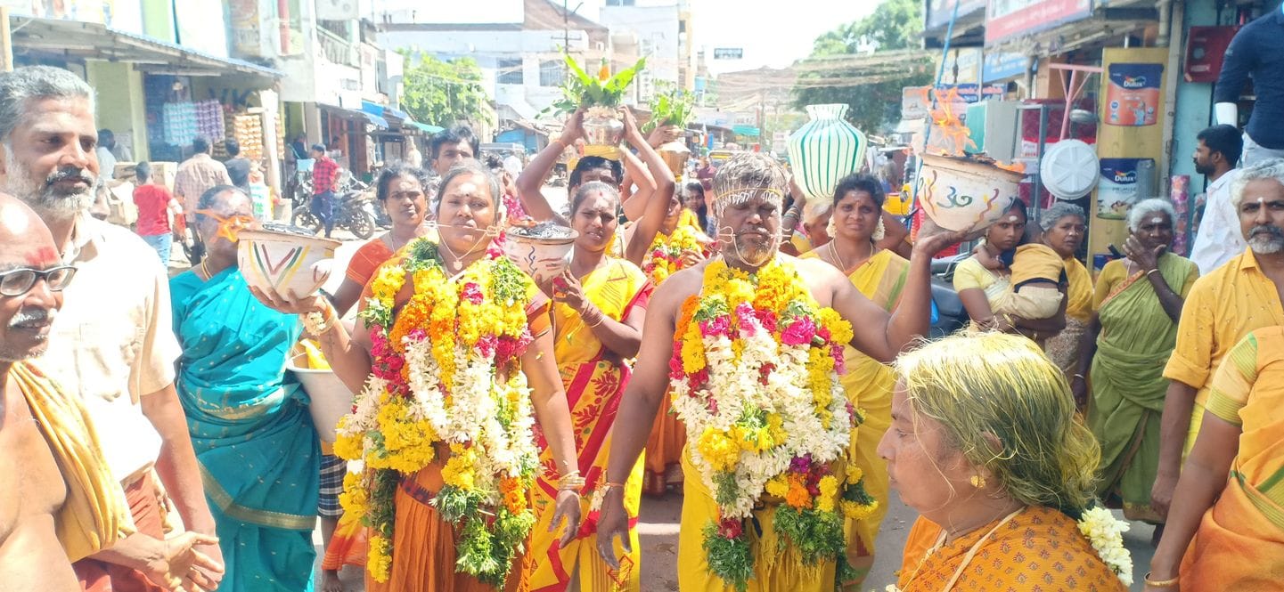 பக்தர்கள் அக்னி சட்டி எடுத்து நேர்த்திக்கடன்