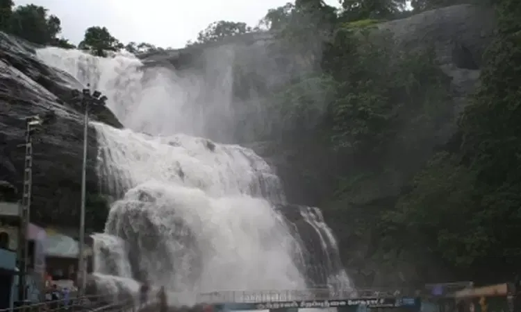 குற்றாலம் அருவிகளில் வெள்ளப்பெருக்கு - குளிக்க தடை - சுற்றுலா பயணிகள் ...