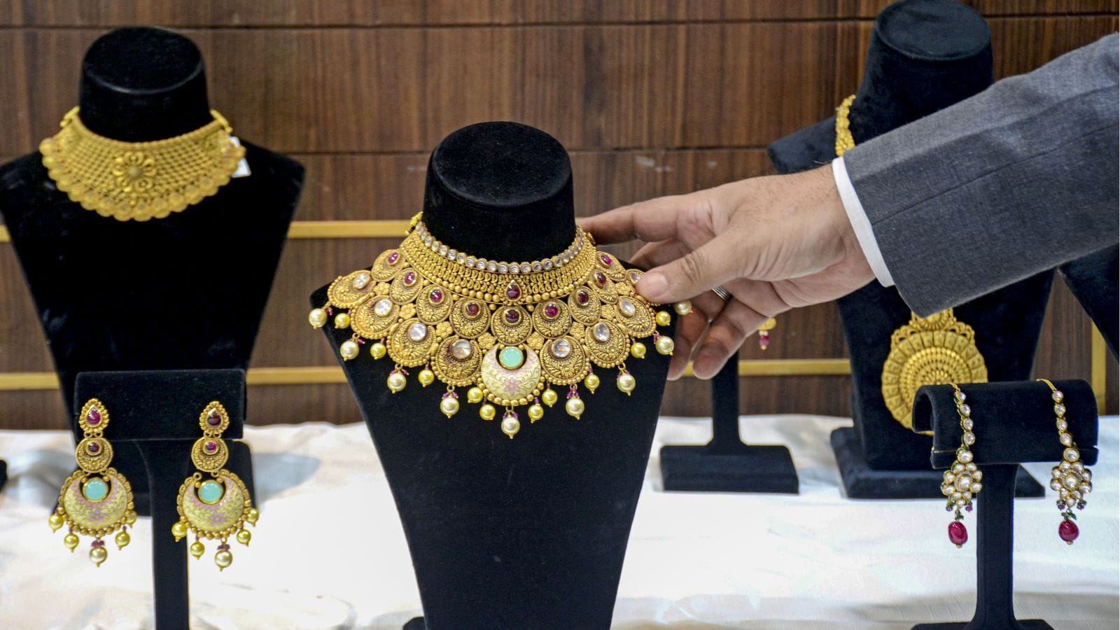 Gold drops Rs 1,100, silver extends slide as oil surge stokes inflation ...