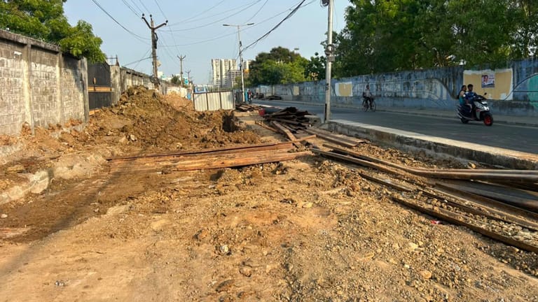 Chennai: SWD, sewage pipe works on OMR’s Nookampalayam Link Road leave ...
