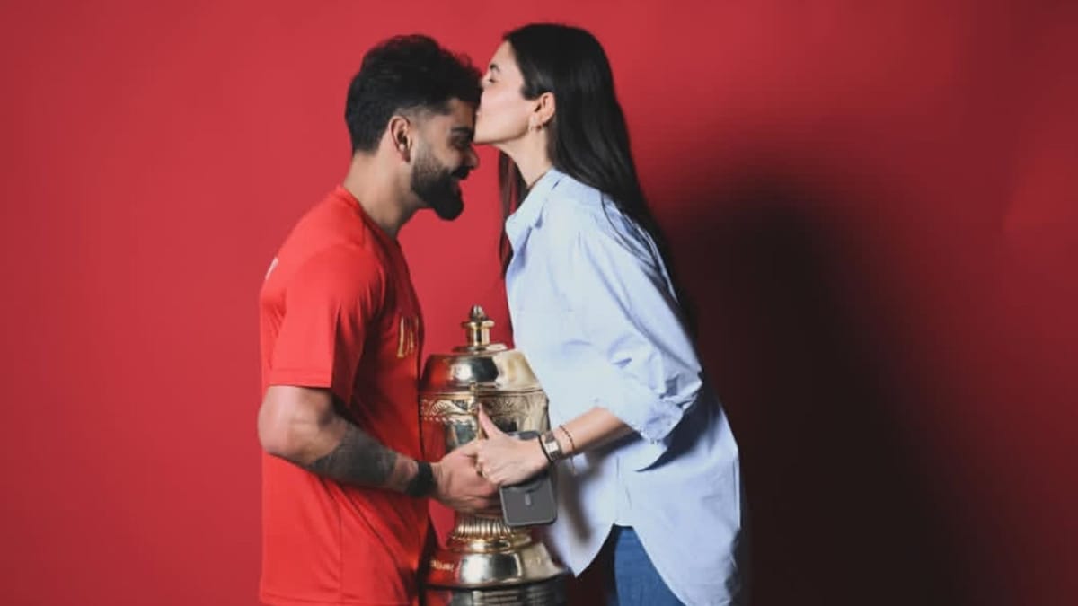 Anushka Sharma celebrates RCB's IPL win with a sweet kiss on Virat ...