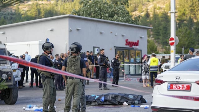 1 dead, 4 wounded in shootings near West Bank, Israel's rescue services