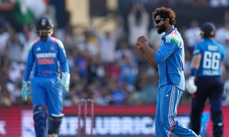 Root, Duckett fifties guide England to 304 against India