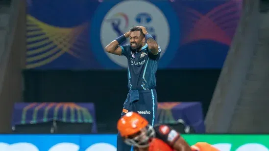 Angry Hardik seen yelling at Shami over missed catch. Twitter reacts