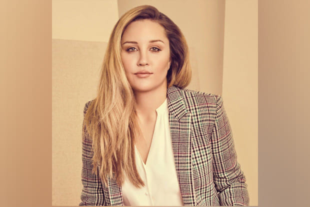 Amanda Bynes shows off her 'lover' after engagement news