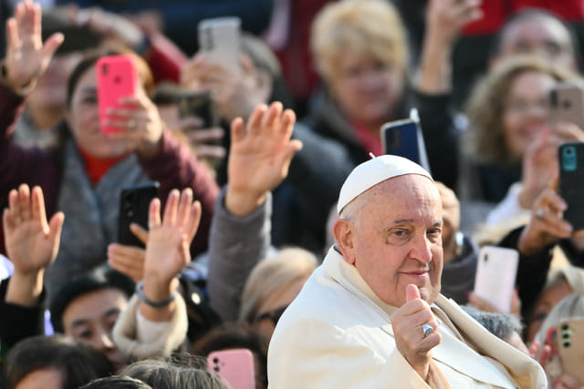 Recovering pope delights crowd in Vatican square