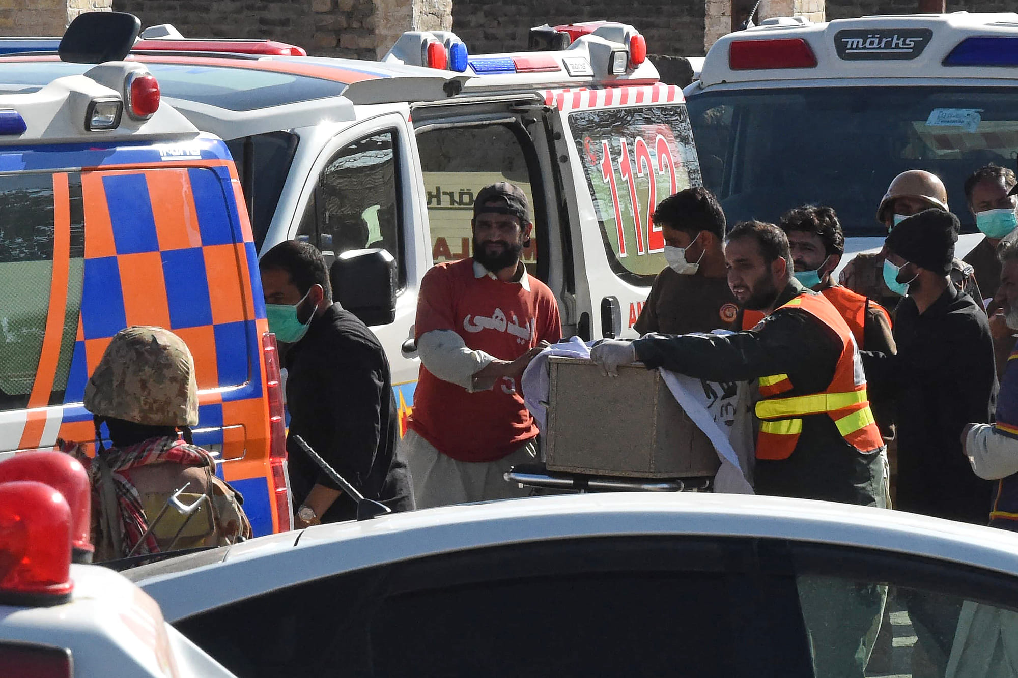 At least 25 bodies retrieved from Pakistan train siege