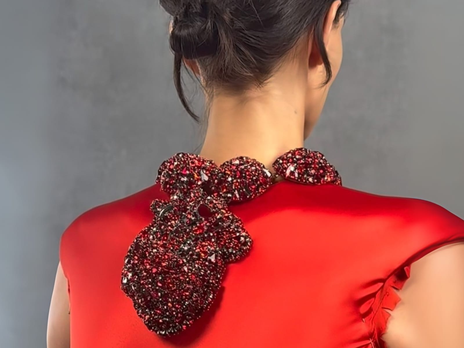 Schiaparelli's 'Beating Heart' necklace steals the show at Paris ...