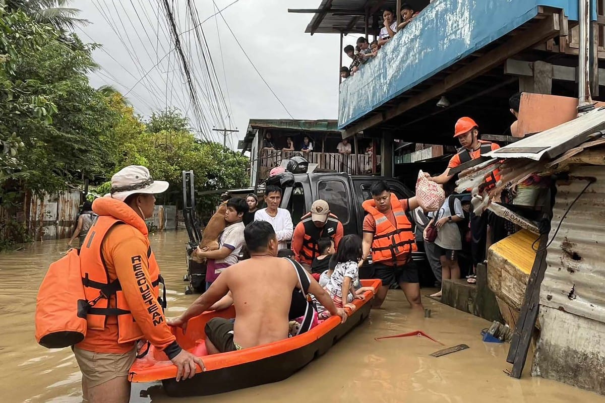 Typhoon flooding kills 5, strands thousands in central Philippines
