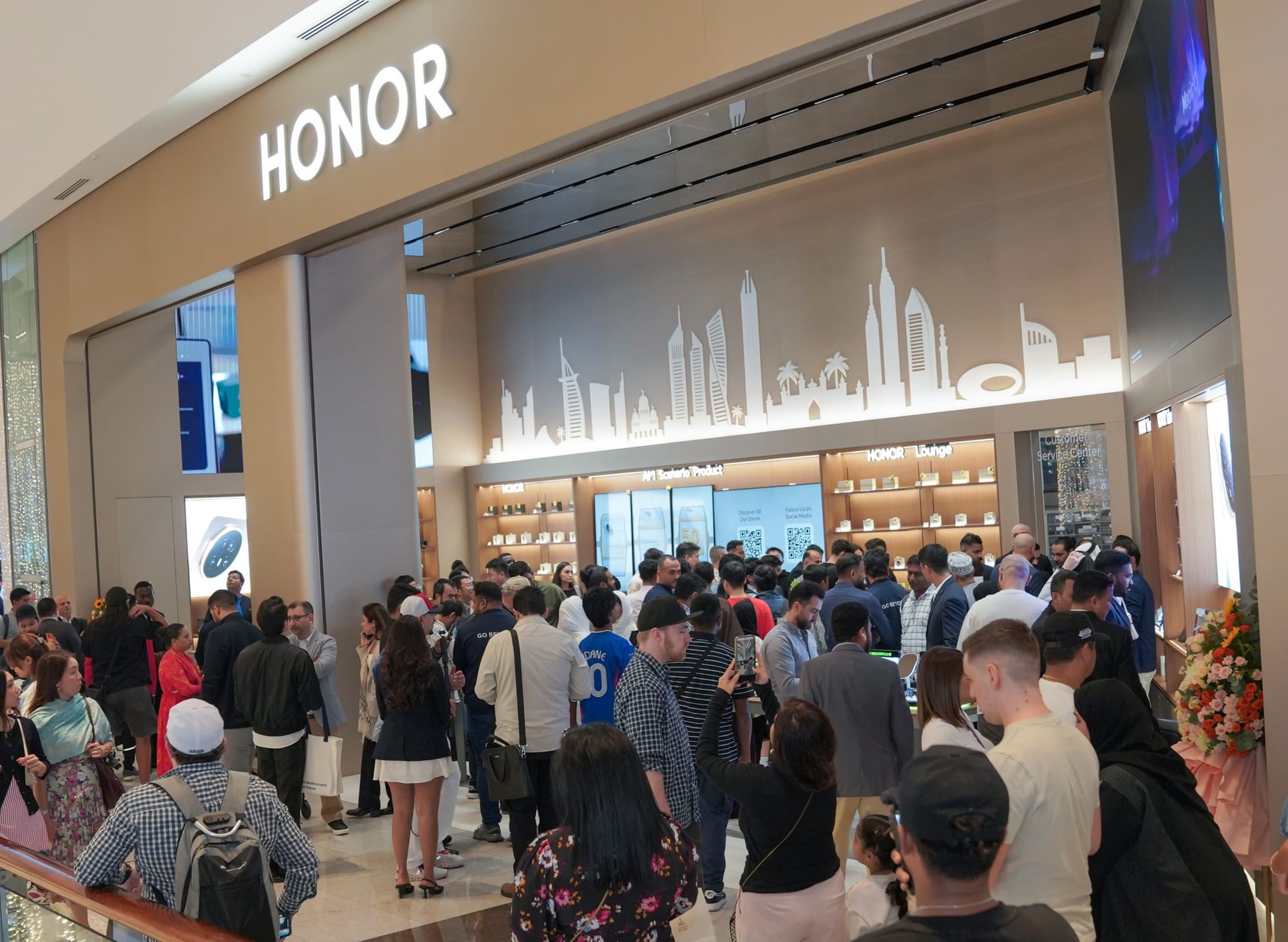 HONOR unveils flagship experience store in Dubai Mall, pioneering AI ...