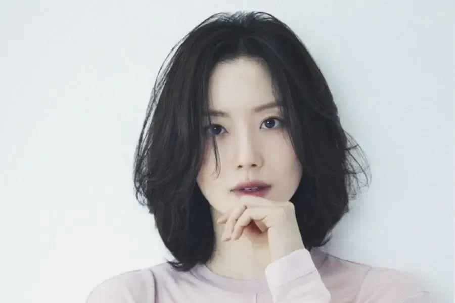 Korean star Moon Chae-won to marry in June, announces wedding in ...