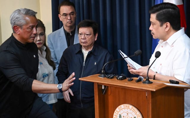 Philippines: Senator Jinggoy Estrada surrenders, links plunder arrest ...