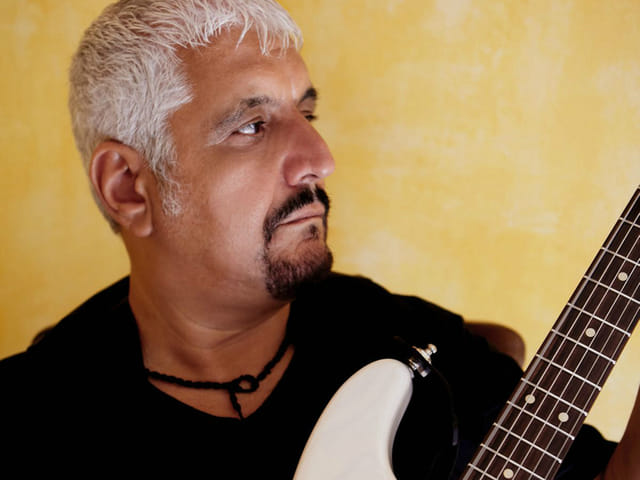 Italian singer-songwriter Pino Daniele dies of heart attack at 59