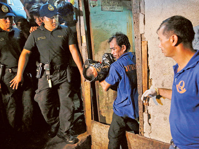 Policemen in Metro Manila quietly keep an eye on illegal drugs in ...