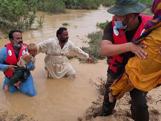 Pakistani army helicopter goes missing with general on board during ...