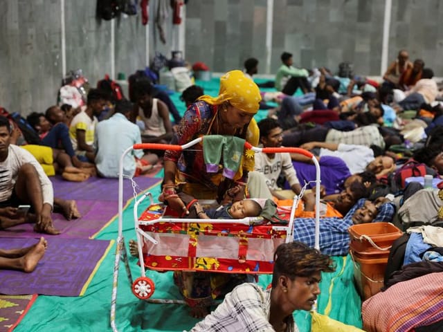 Seven die as cyclone barrels towards western India