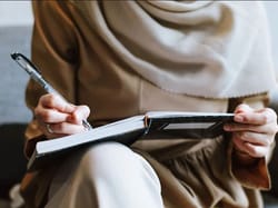 Saudi prize-winning poet dies in road crash